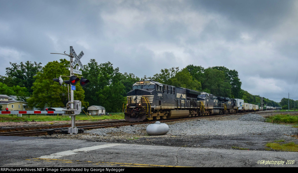 NS : An intermodal train passing by the Beaumont junction
